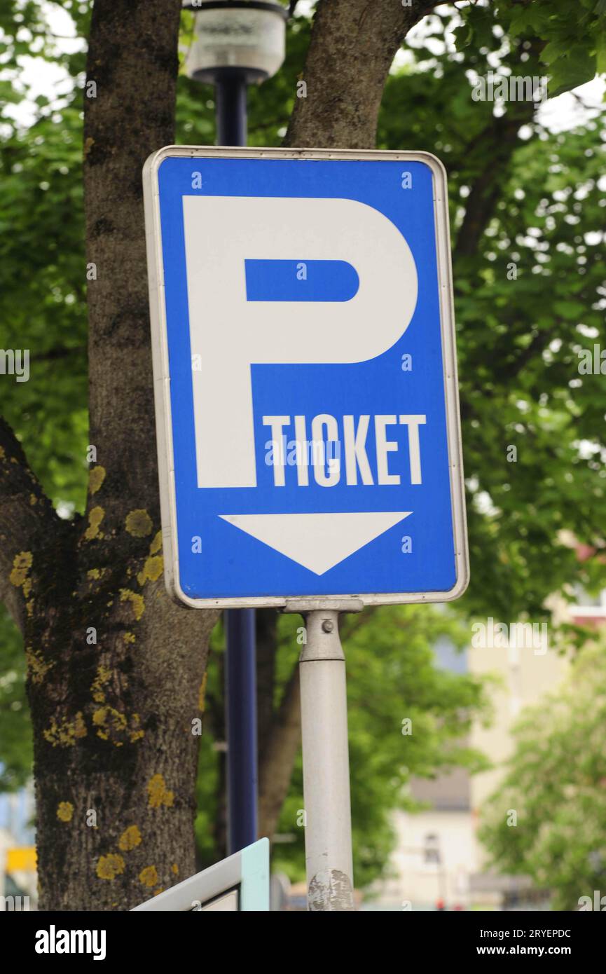 Parking ticket machine sign with arrow Stock Photo - Alamy