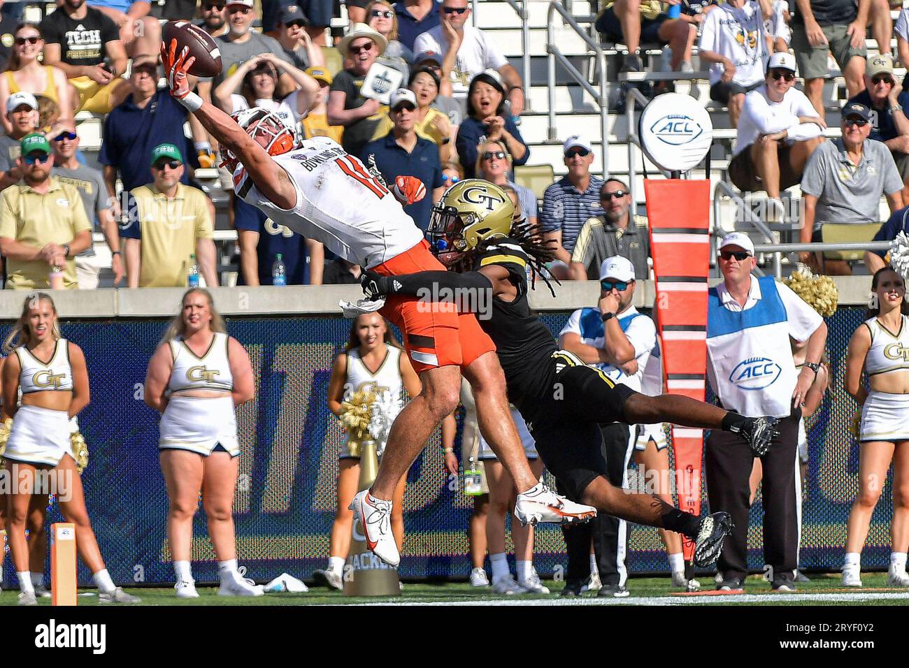 Bowling Green wide receiver Finn Hogan (11) hauls in a pass under ...