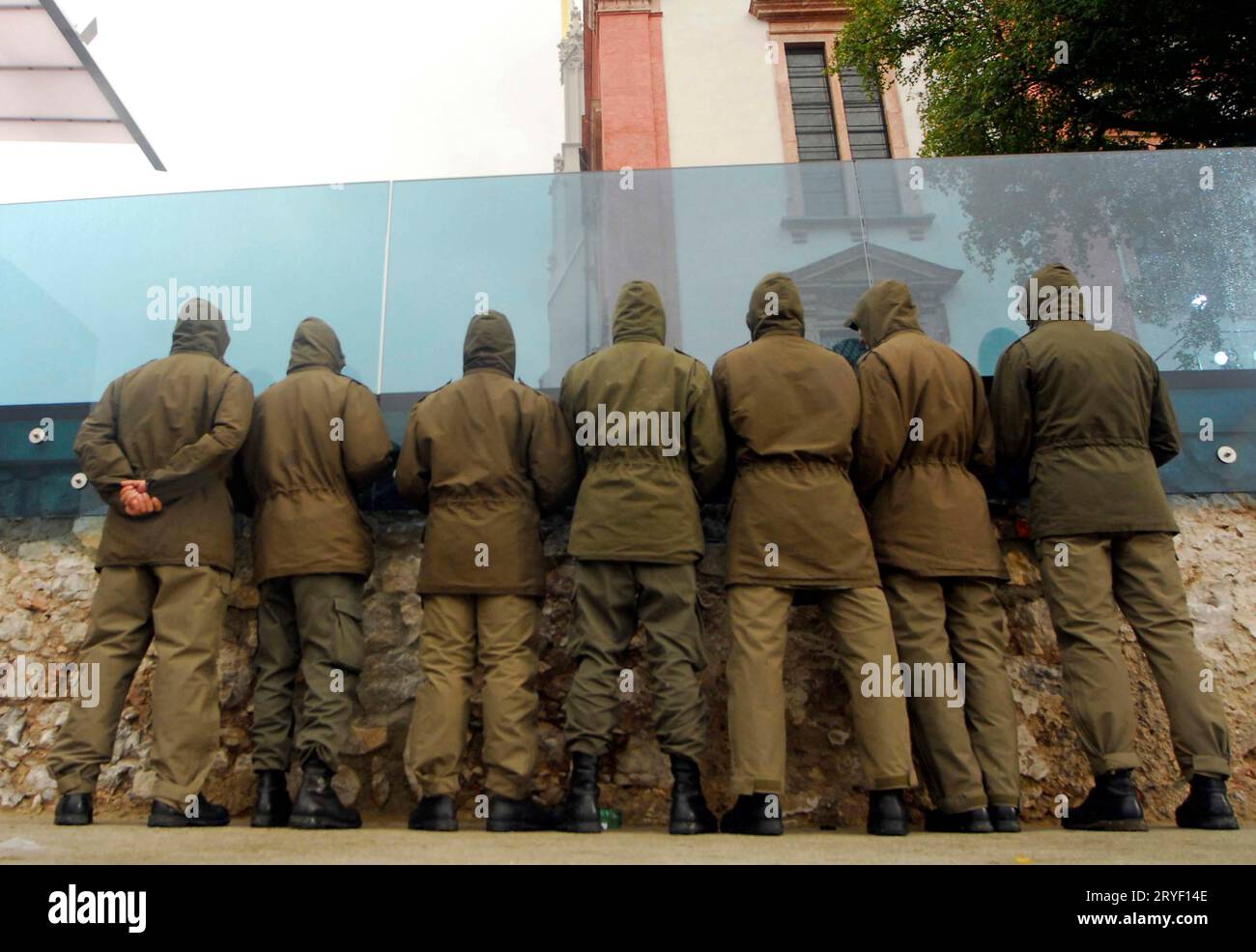 Soldiers training at basic military service Stock Photo - Alamy