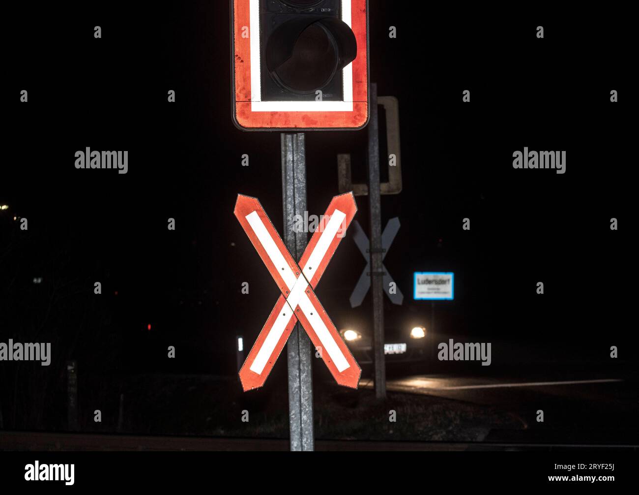 Ungated railroad crossing with level crossing sign Stock Photo - Alamy