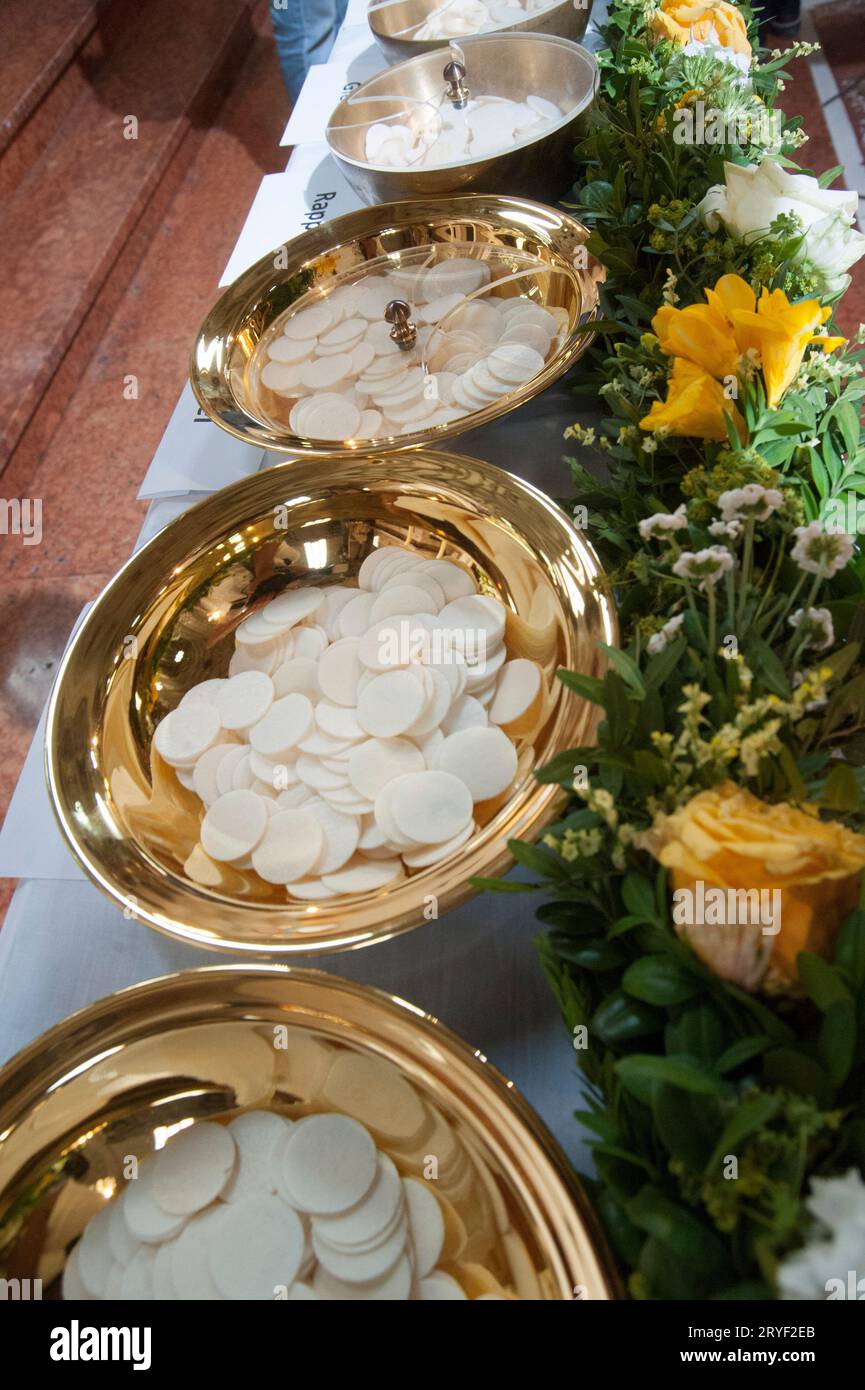 Roman catholic priest holy communion hi-res stock photography and ...
