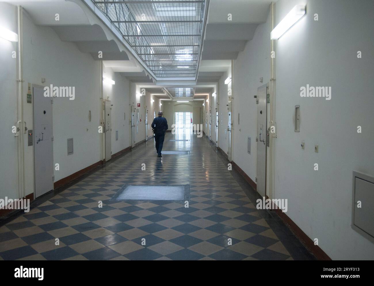 Prisoner prison walking hi-res stock photography and images - Alamy