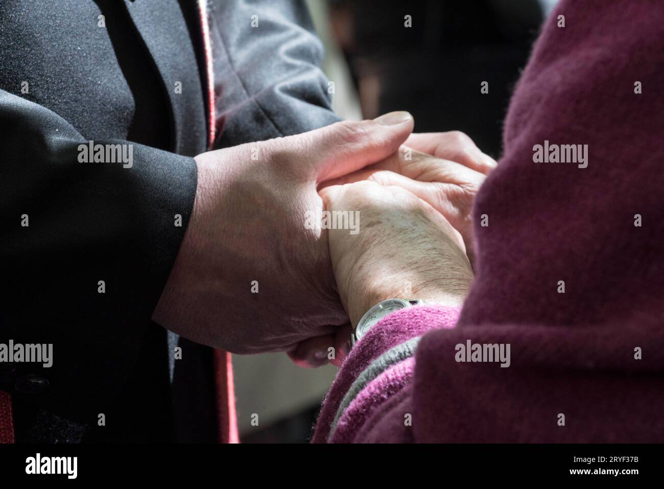 Couple hand hold hi-res stock photography and images - Alamy