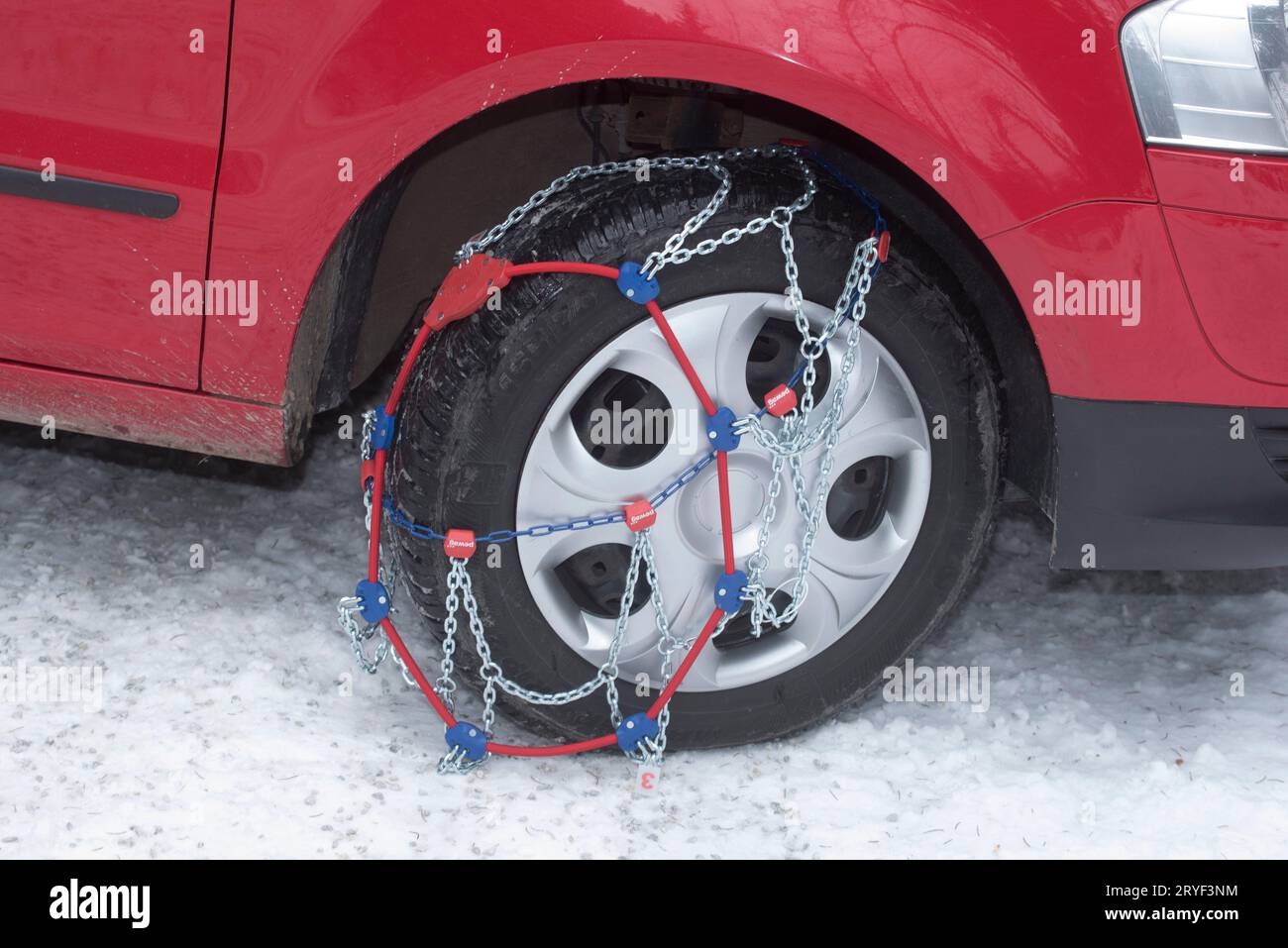 Putting on snow chains on a car Stock Photo - Alamy