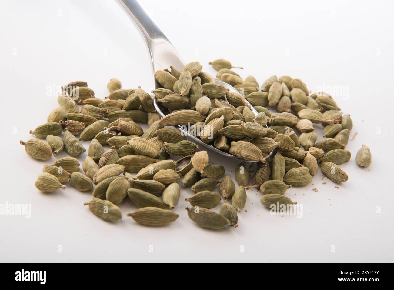 Cardamom seeds in a kitchen Stock Photo - Alamy