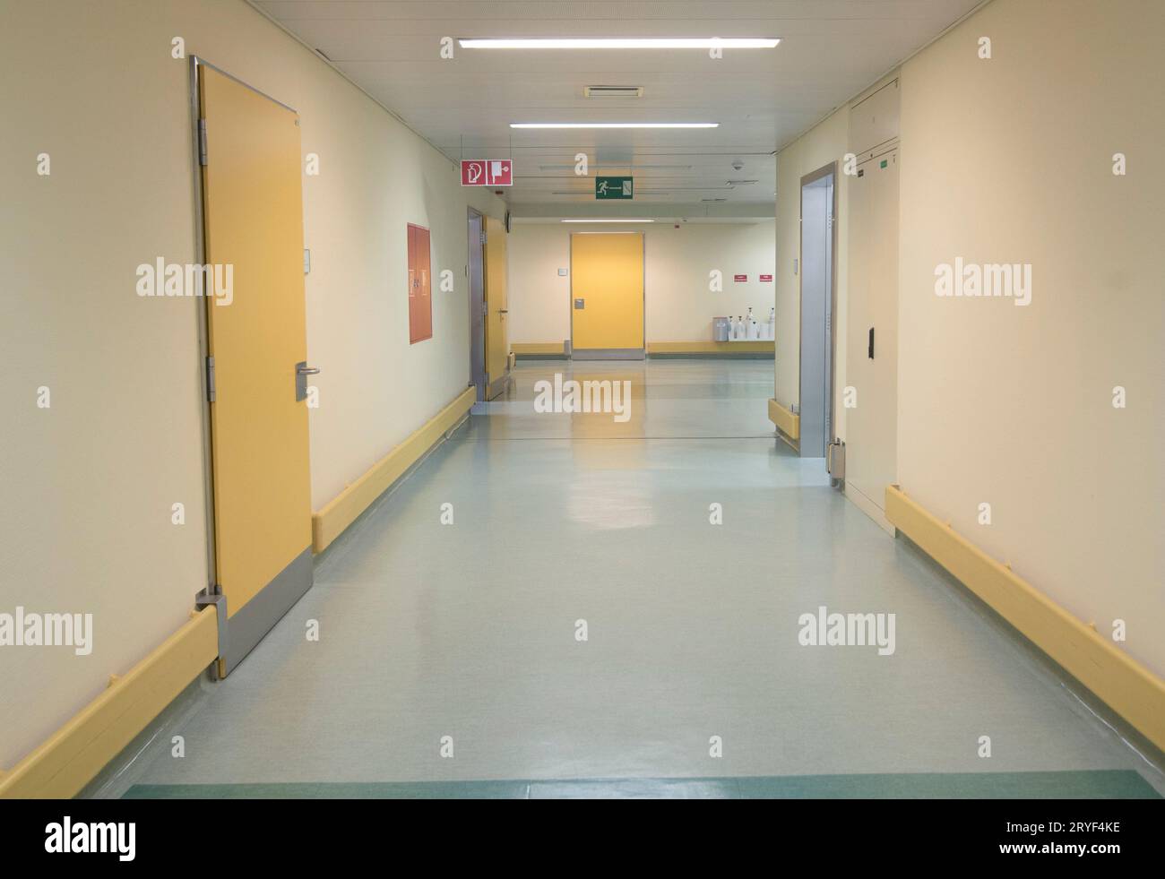 Hospital ward doctors patients hi-res stock photography and images - Alamy