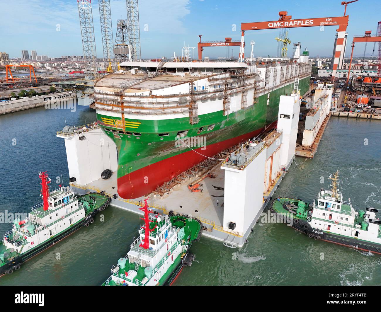 Semi submersible barge hi-res stock photography and images - Alamy