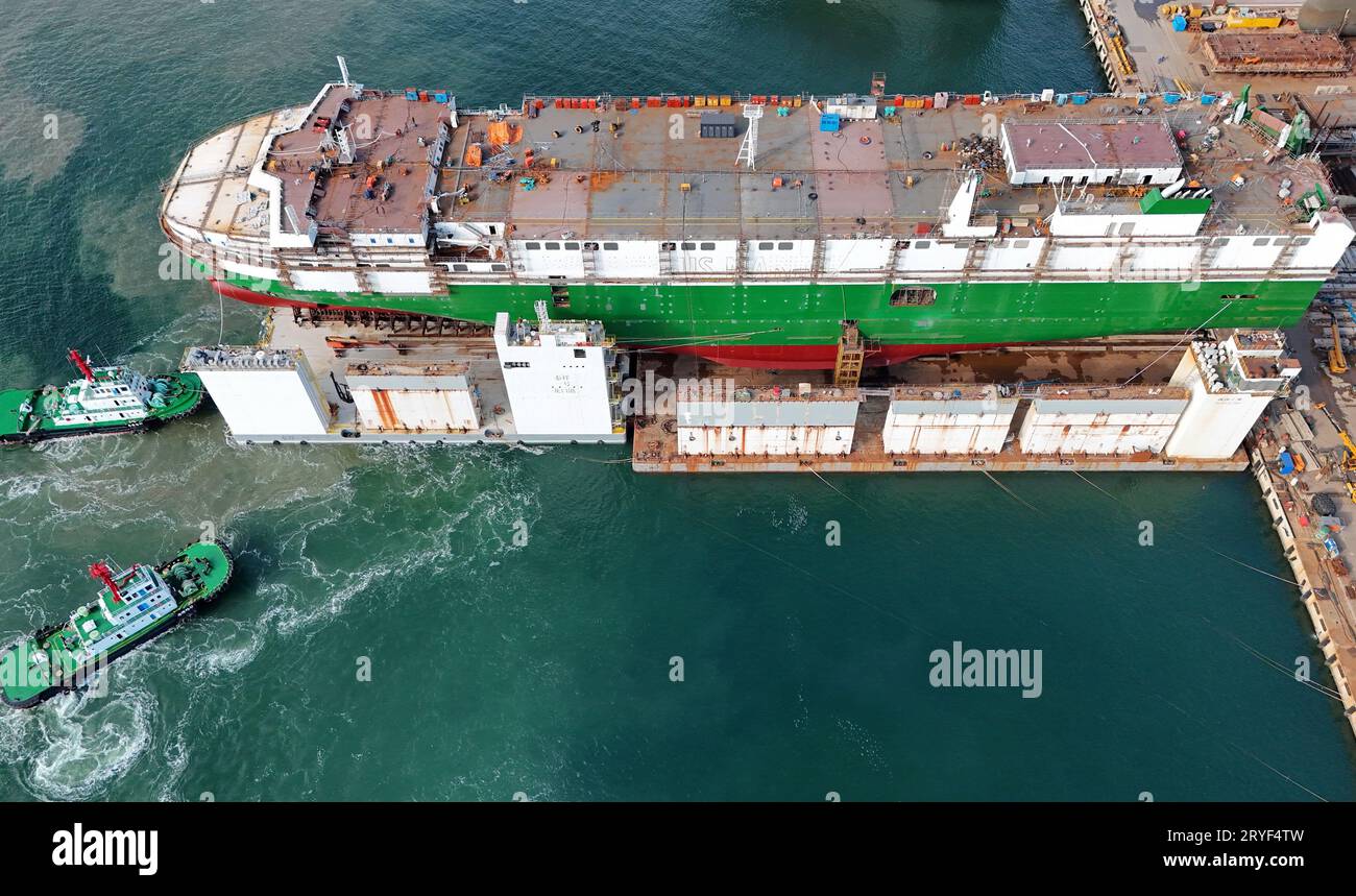 YANTAI, CHINA - SEPTEMBER 28, 2023 - A semi-submersible barge carrying ...