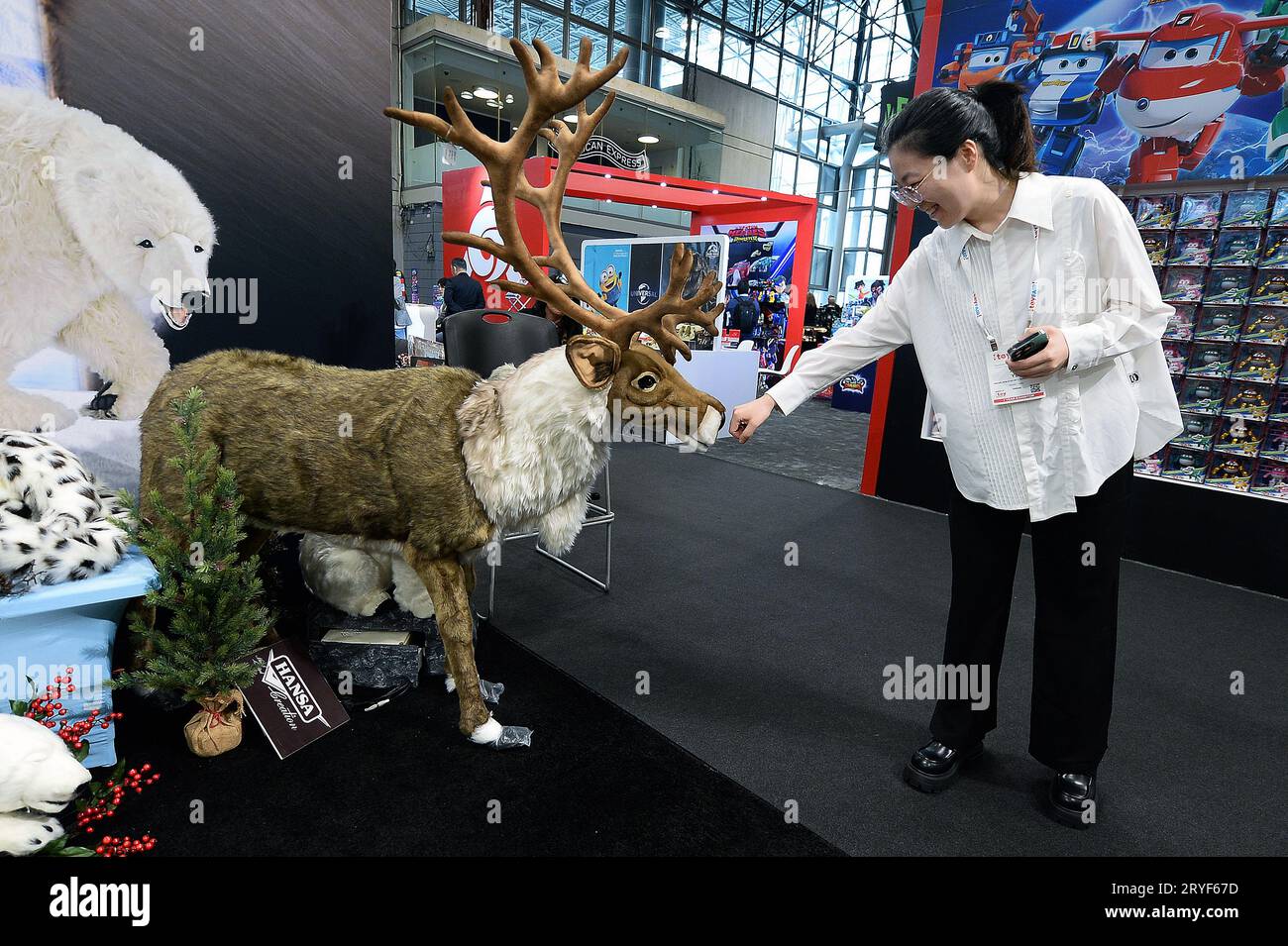 New York, USA. 30th Sep, 2023. A woman stops to pet an animatronic ...