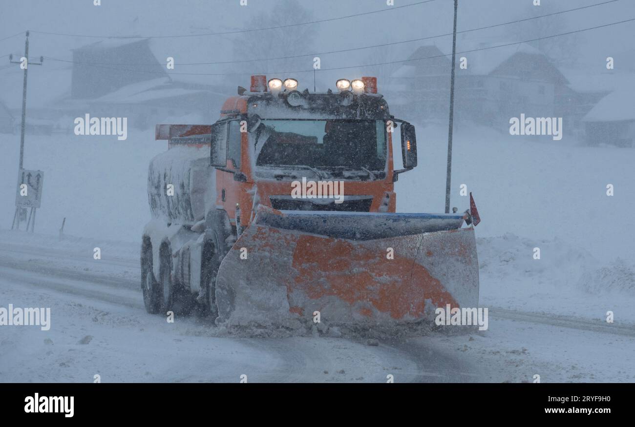 Traffic snow removal hi-res stock photography and images - Alamy