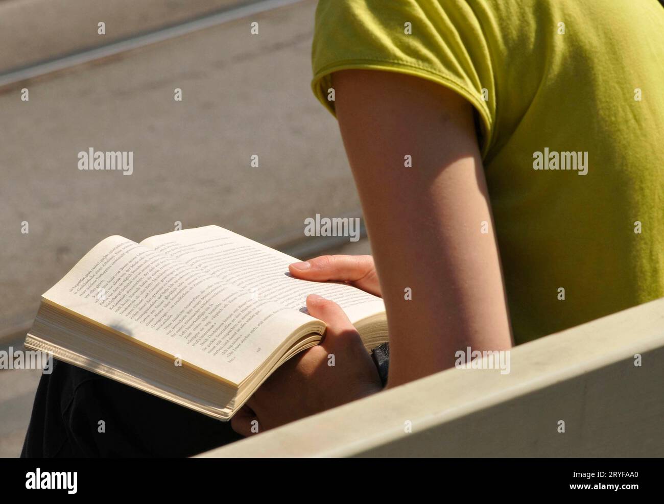 Summer reading books hi-res stock photography and images - Alamy