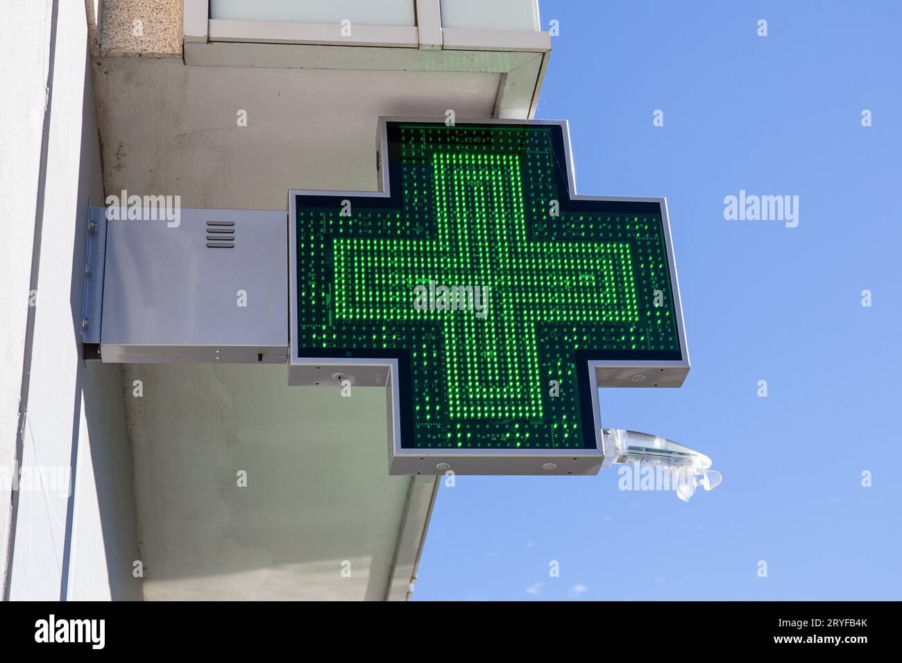 Pharmacy sign green cross hi-res stock photography and images - Alamy