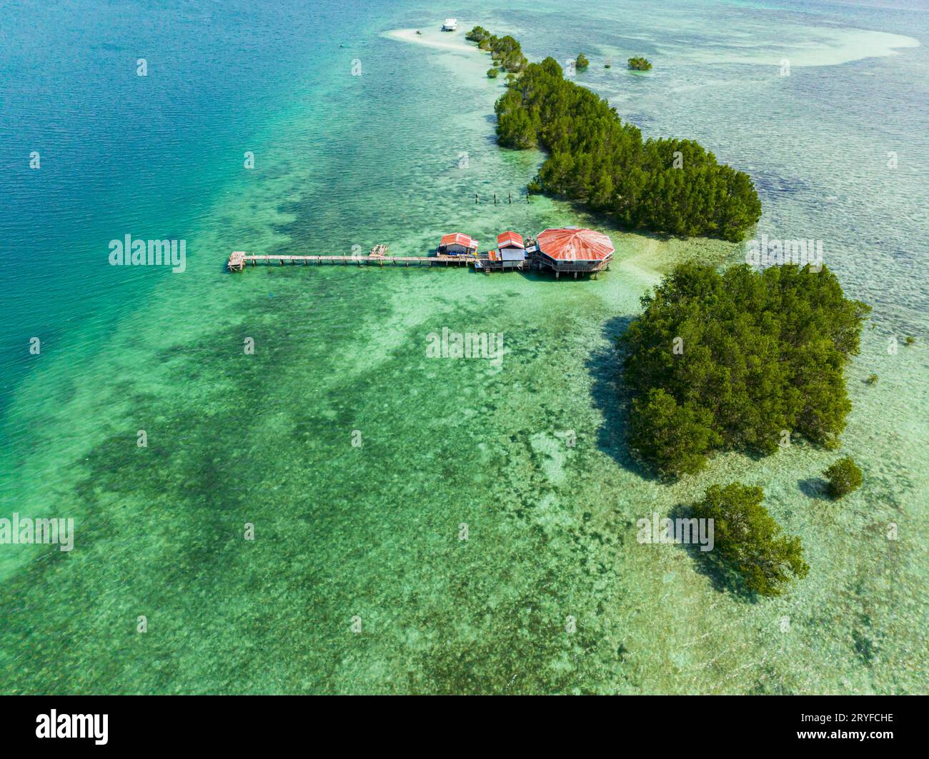 Tropical landscape with turquoise water and coral reefs. Vanishing ...