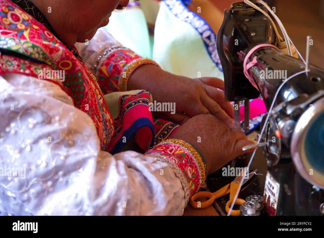 Traditional sewing machine hi-res stock photography and images - Alamy
