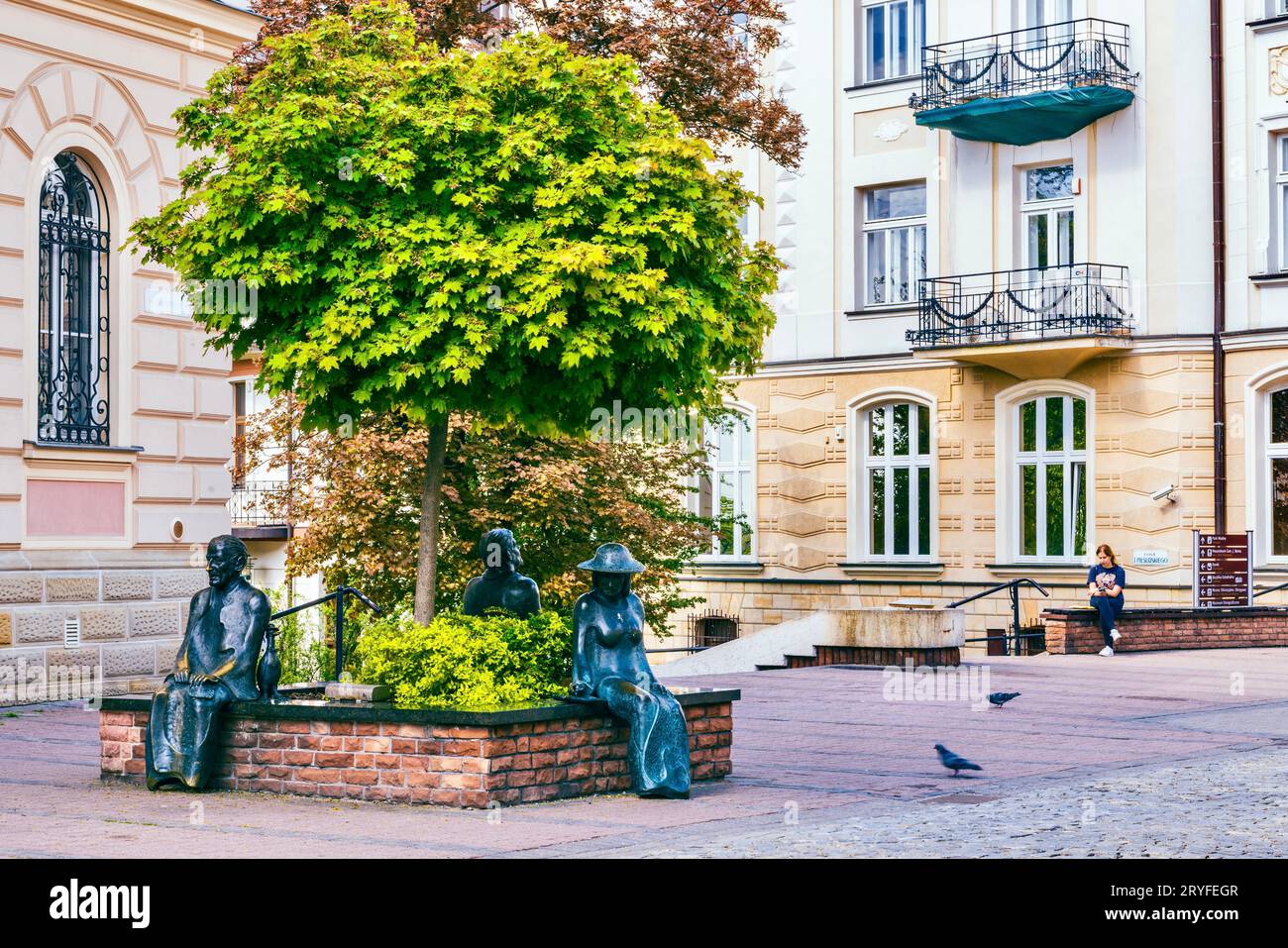 The bench is square, on three sides there are bronze figures of writers ...