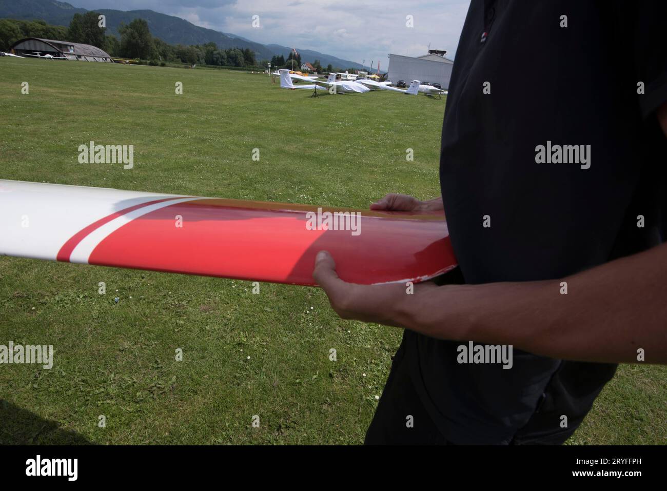 Flying gliders hi-res stock photography and images - Alamy