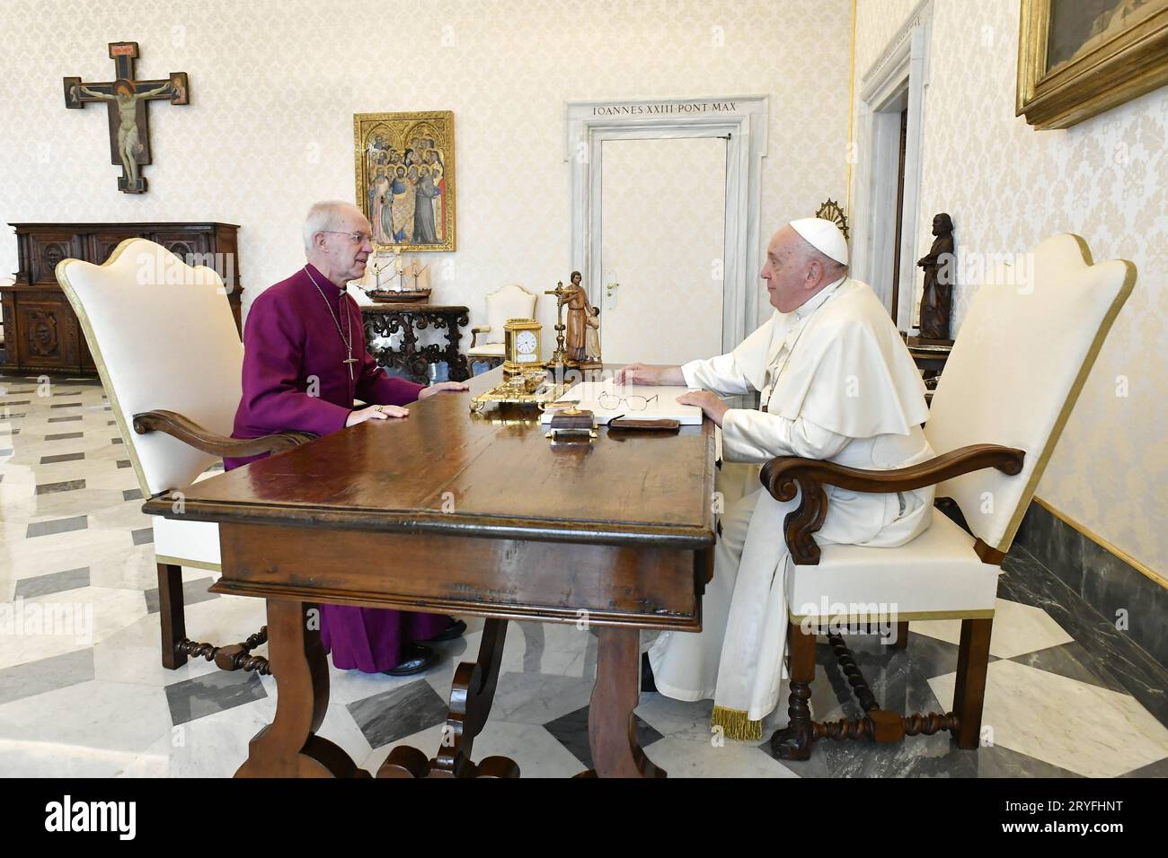 Pope Francis meets Justin Welby, Archbishop of Canterbury at the ...