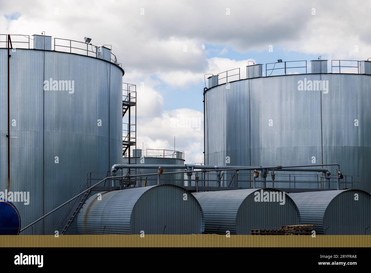 Bitumen storage tanks hi-res stock photography and images - Alamy