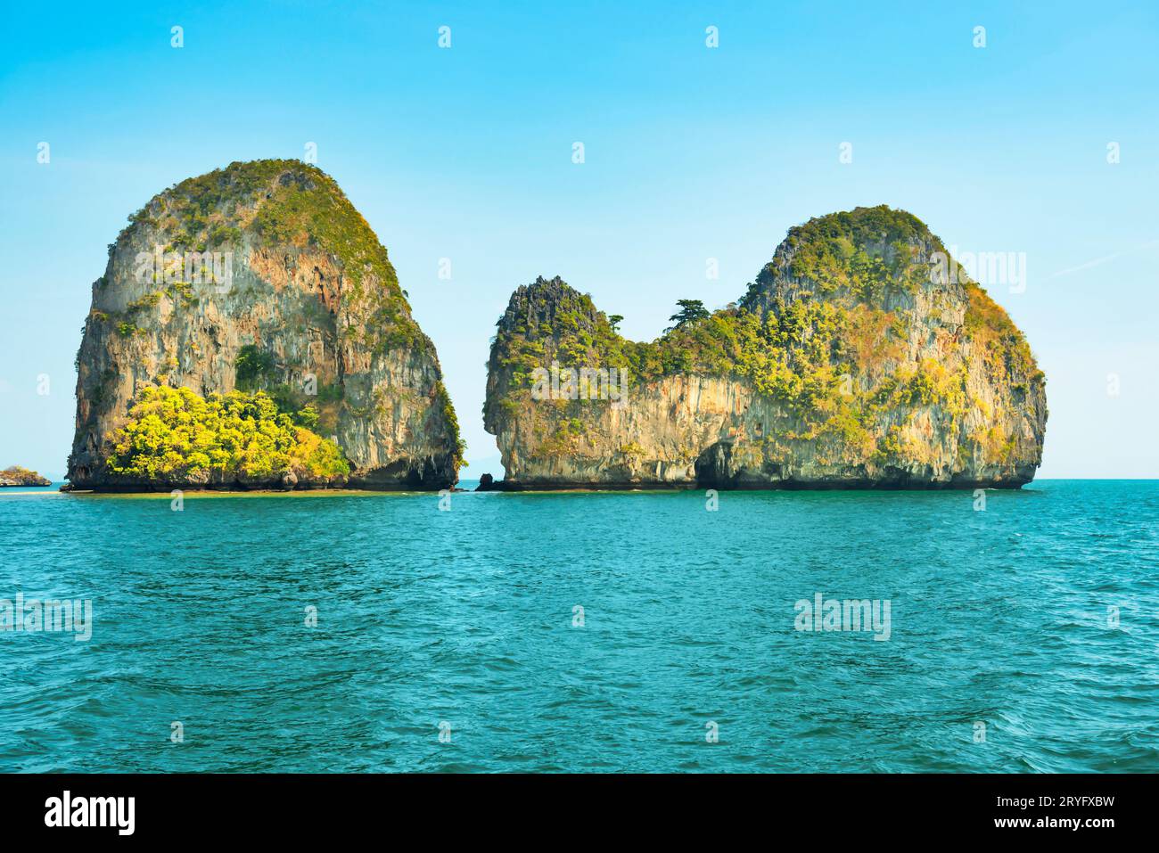 Beautiful turquoise seascape green islands hi-res stock photography and ...