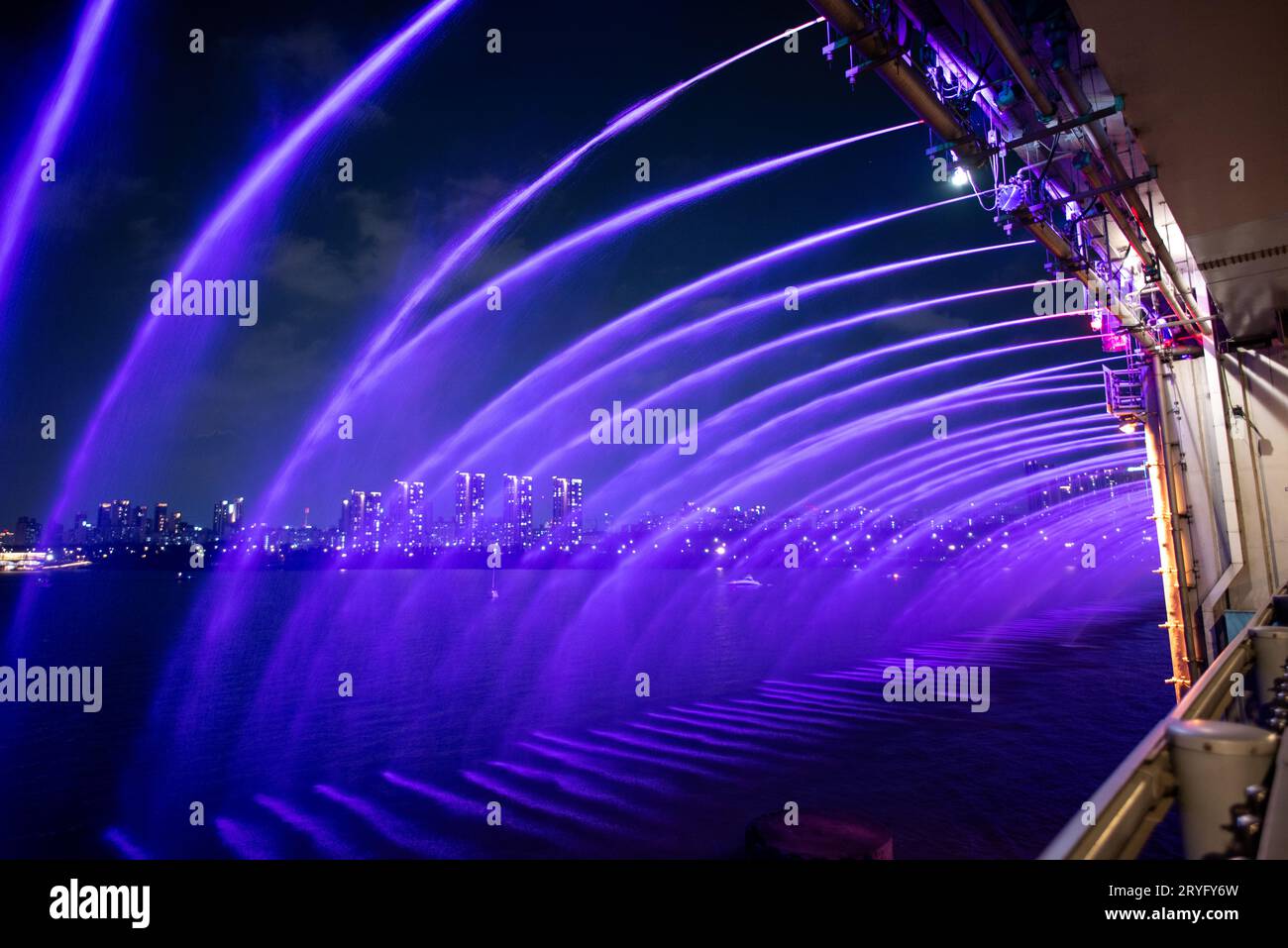 Banpo Bridge Moonlight Rainbow Fountain on Han river in Seoul, capital ...