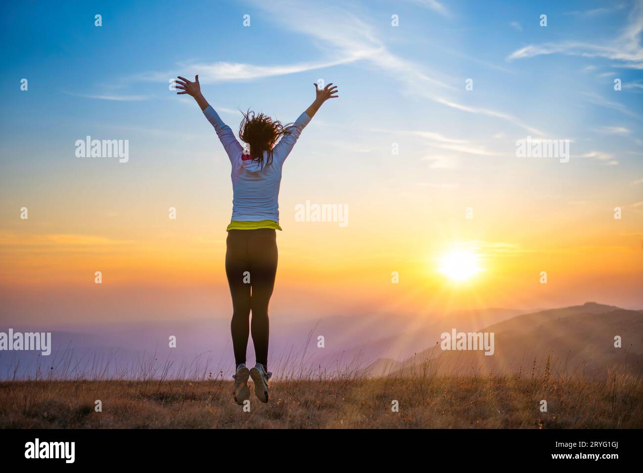 Woman sunset cliff silhouette hi-res stock photography and images - Alamy