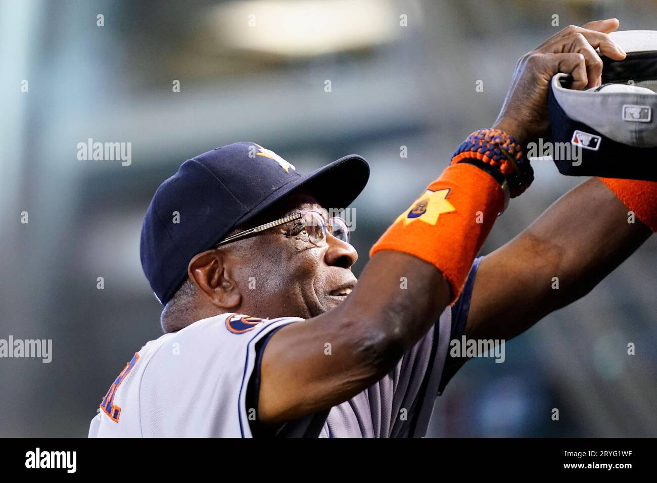 Houston Astros manager Dusty Baker Jr. signs autographs for fans prior ...