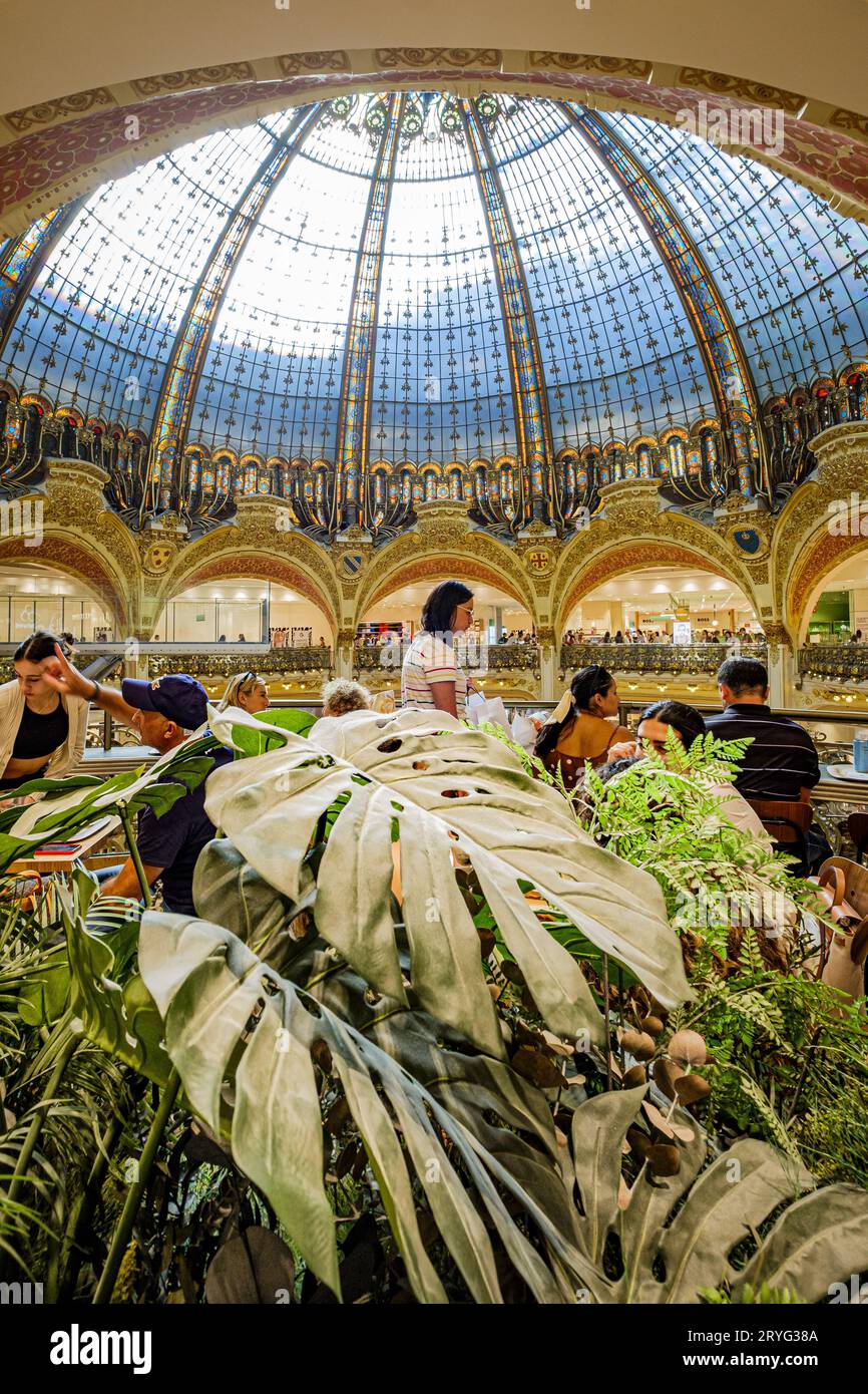 Coutume café paris hi-res stock photography and images - Alamy