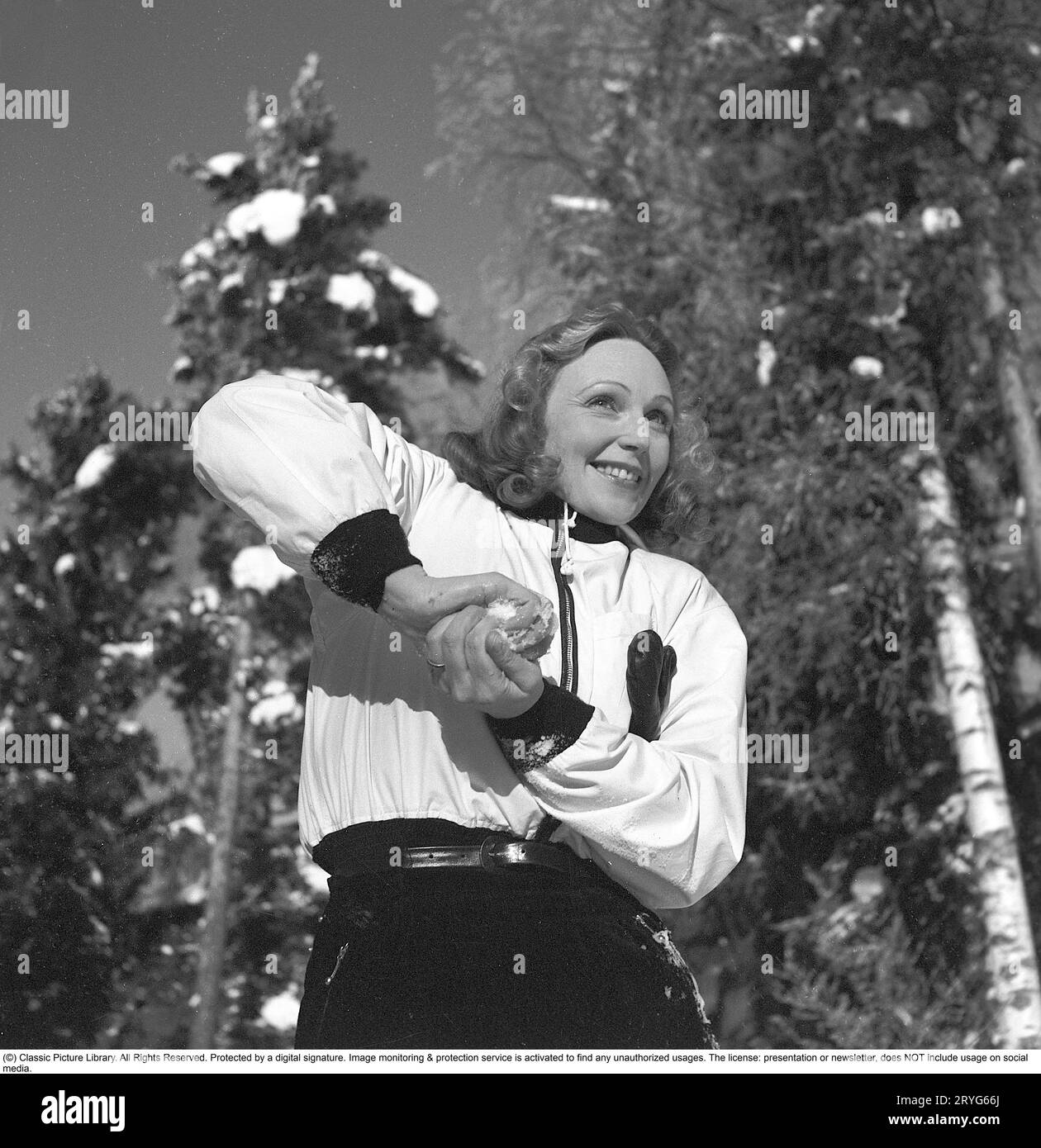 Inga Tidblad, 1901-1975, Swedish actress. She is dressed in typical 40s ...