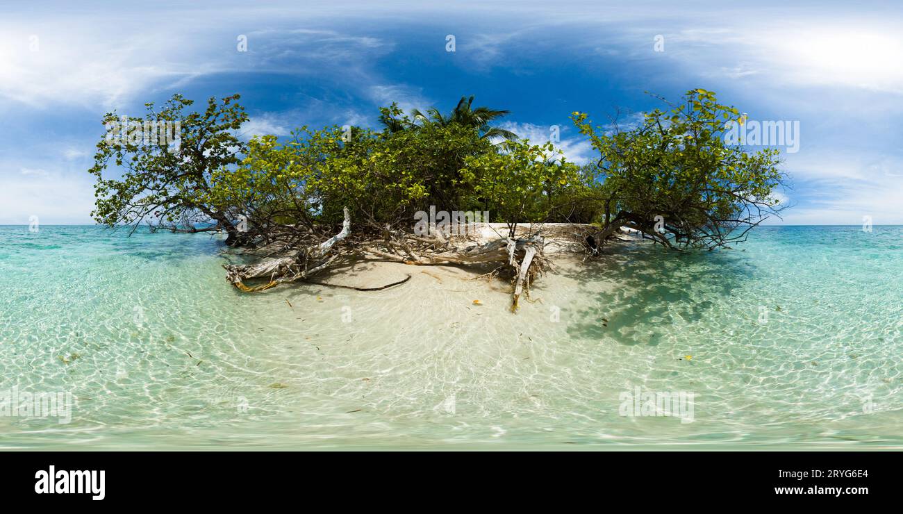 Clear ocean water over white sand beach in Mantigue Island. Blue sky ...