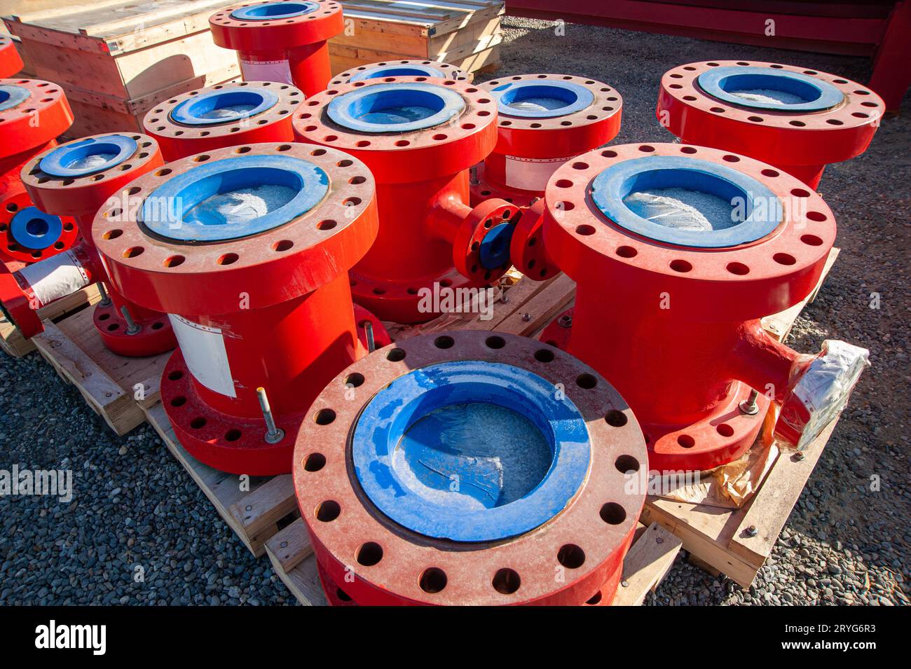 Oil pipeline valves hi-res stock photography and images - Alamy
