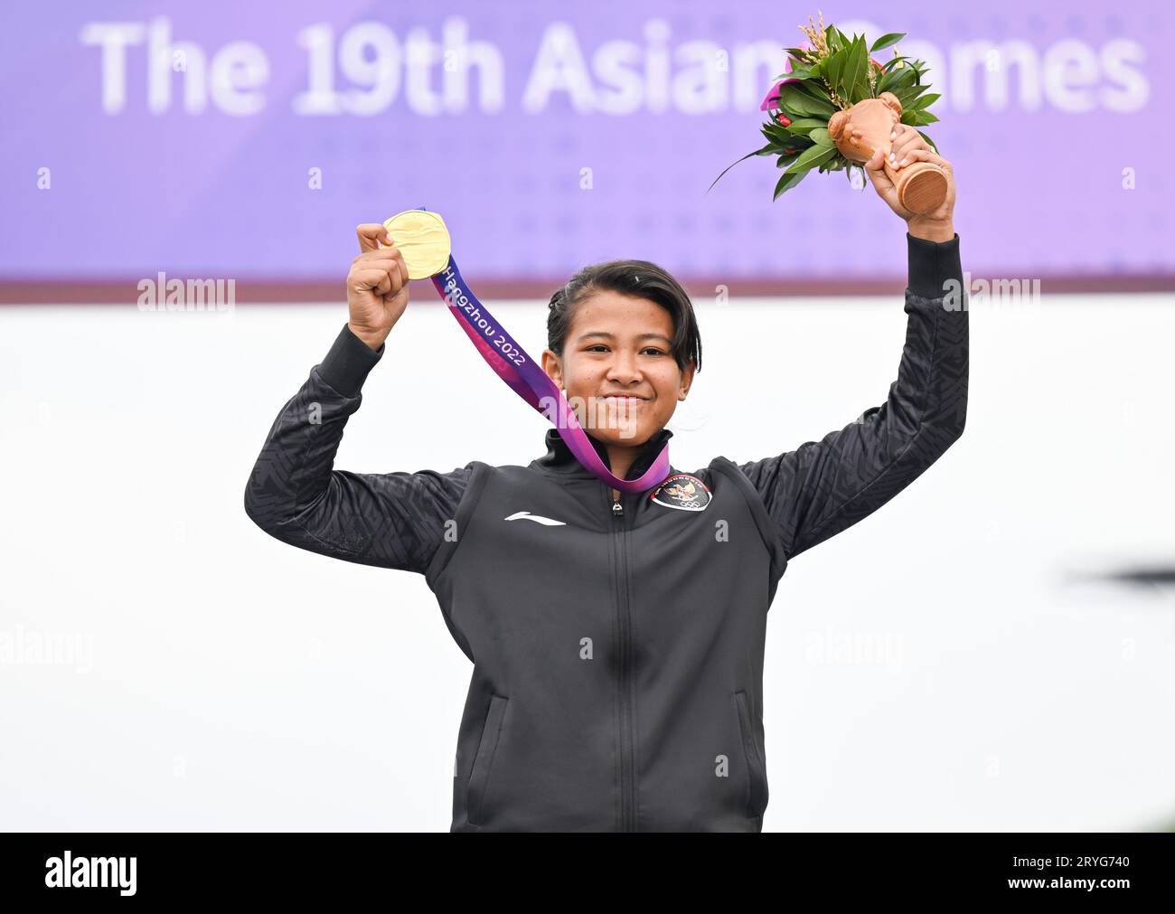 (231001) --CHUN'AN, Oct. 1, 2023 (Xinhua) -- Gold medalist Amellya Nur ...