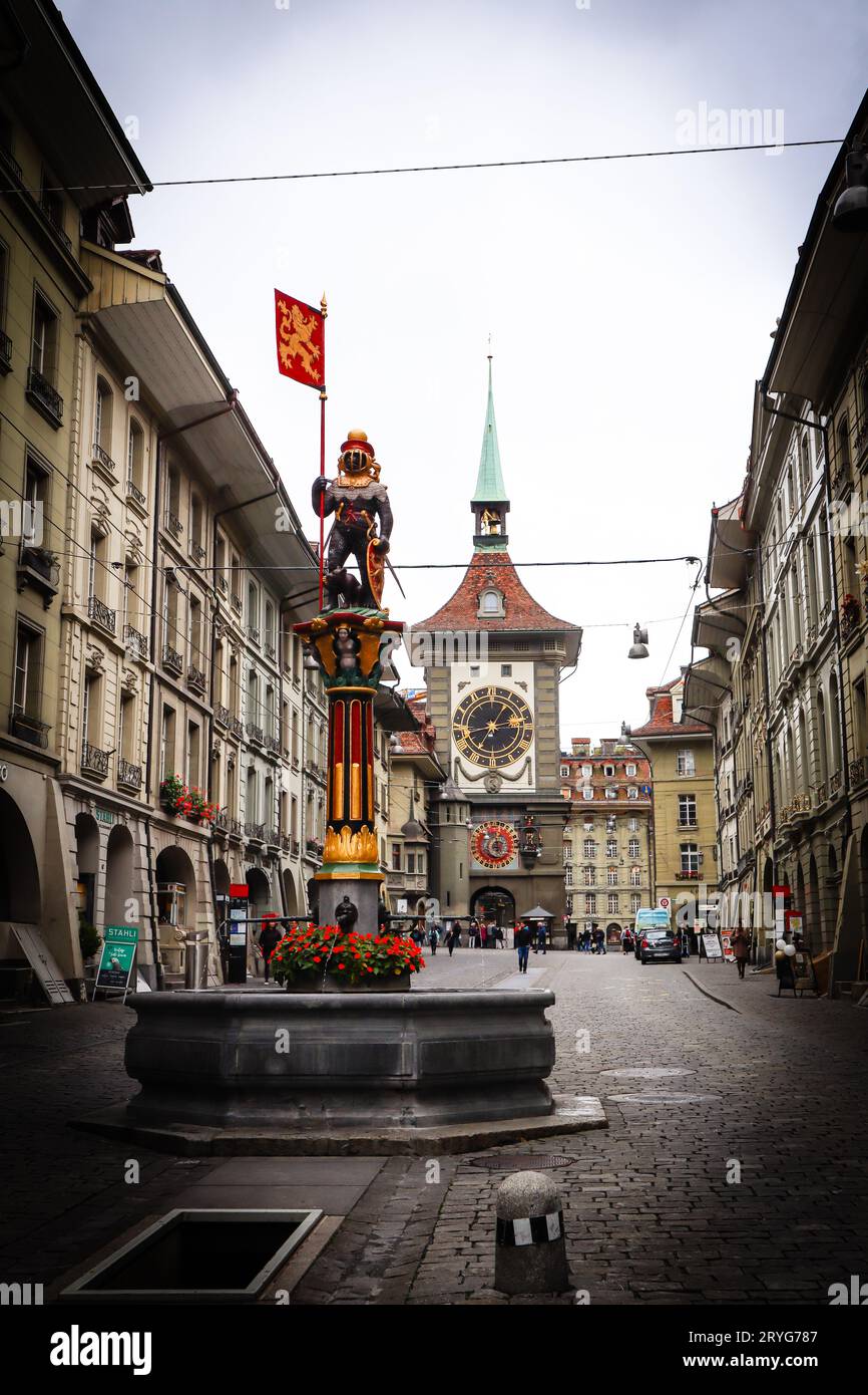 Zähringen fountain bear statue and Zytglogge (Clock Tower), Bern ...