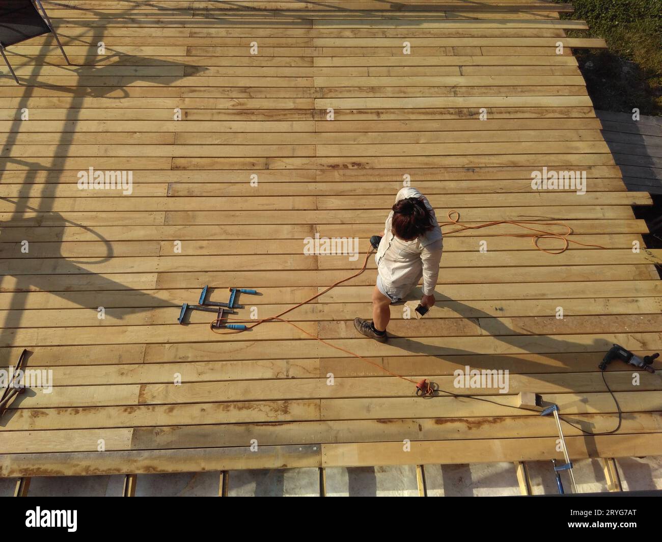 Floorer laying a floor in a building Stock Photo - Alamy