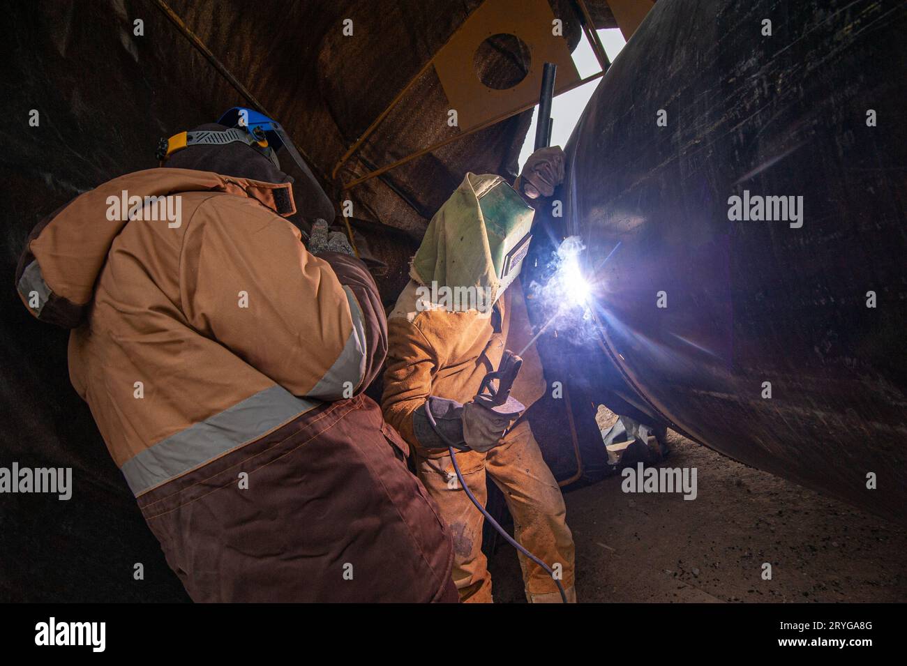 Worker welder performs welding work hi-res stock photography and images ...