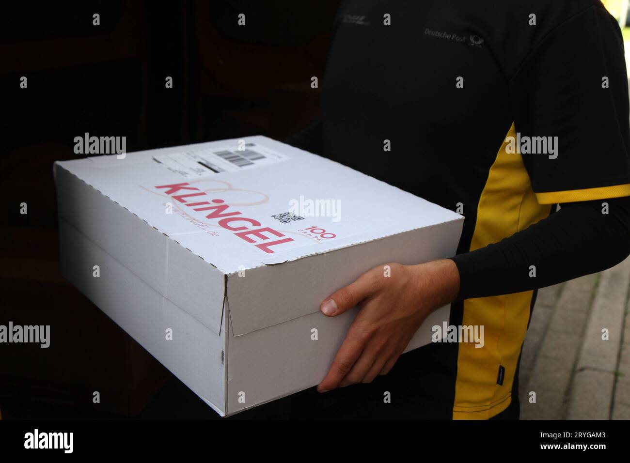 Winden Themenbild - Deutsche Post, DHL, Brieftraeger, Postbote, Briefe ...