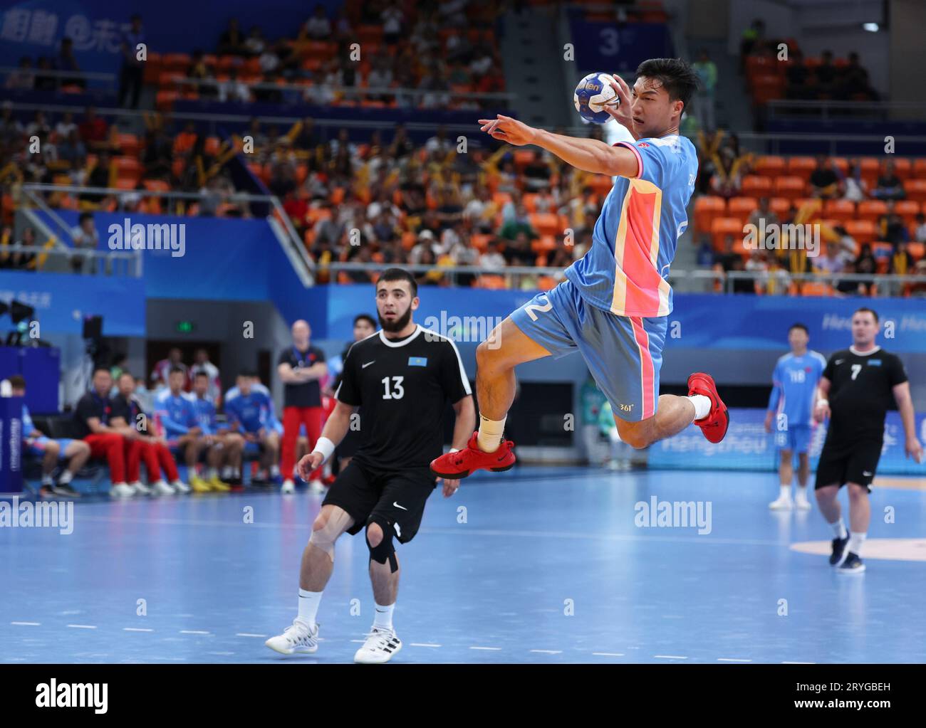 Hangzhou, China's Zhejiang Province. 1st Oct, 2023. Zhang Tianjin (R ...