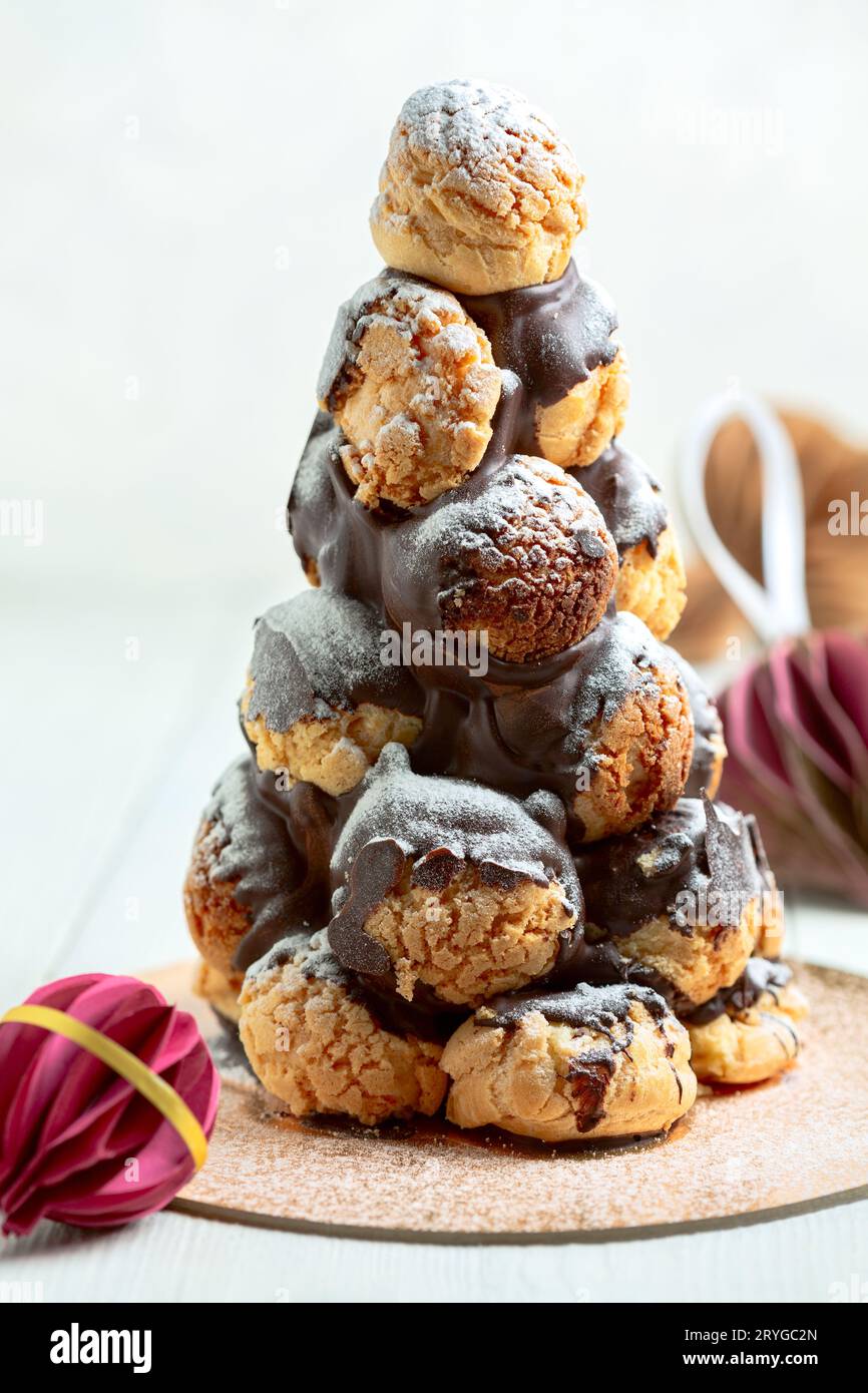 Traditional French dessert (croquembouche Stock Photo - Alamy