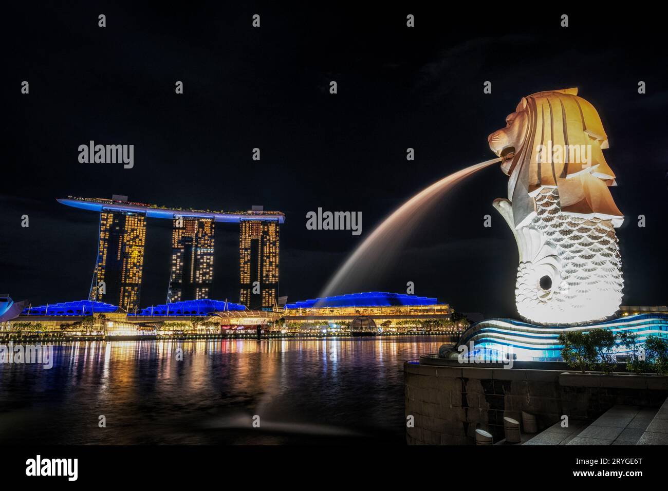 Merlion and marina bay sands Stock Photo - Alamy
