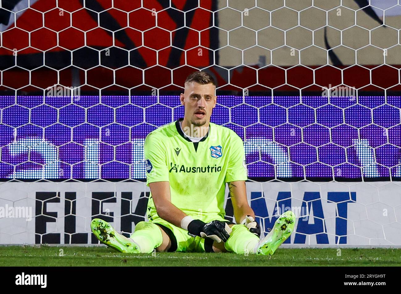 ENSCHEDE, NETHERLANDS - SEPTEMBER 30: Goalkeeper Andries Noppert (SC ...