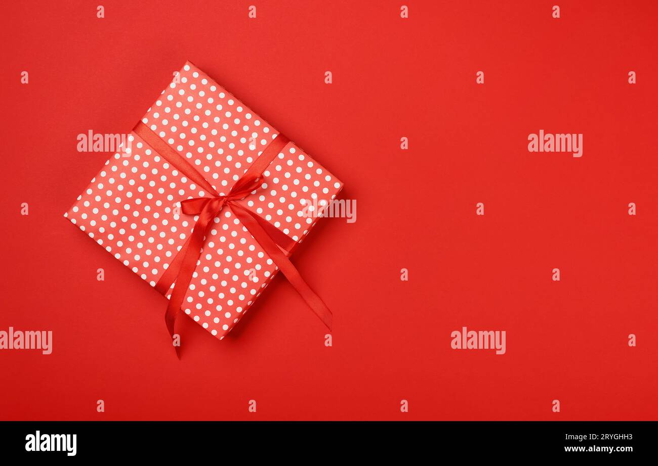 Packing gifts with red and white paper Stock Photo - Alamy