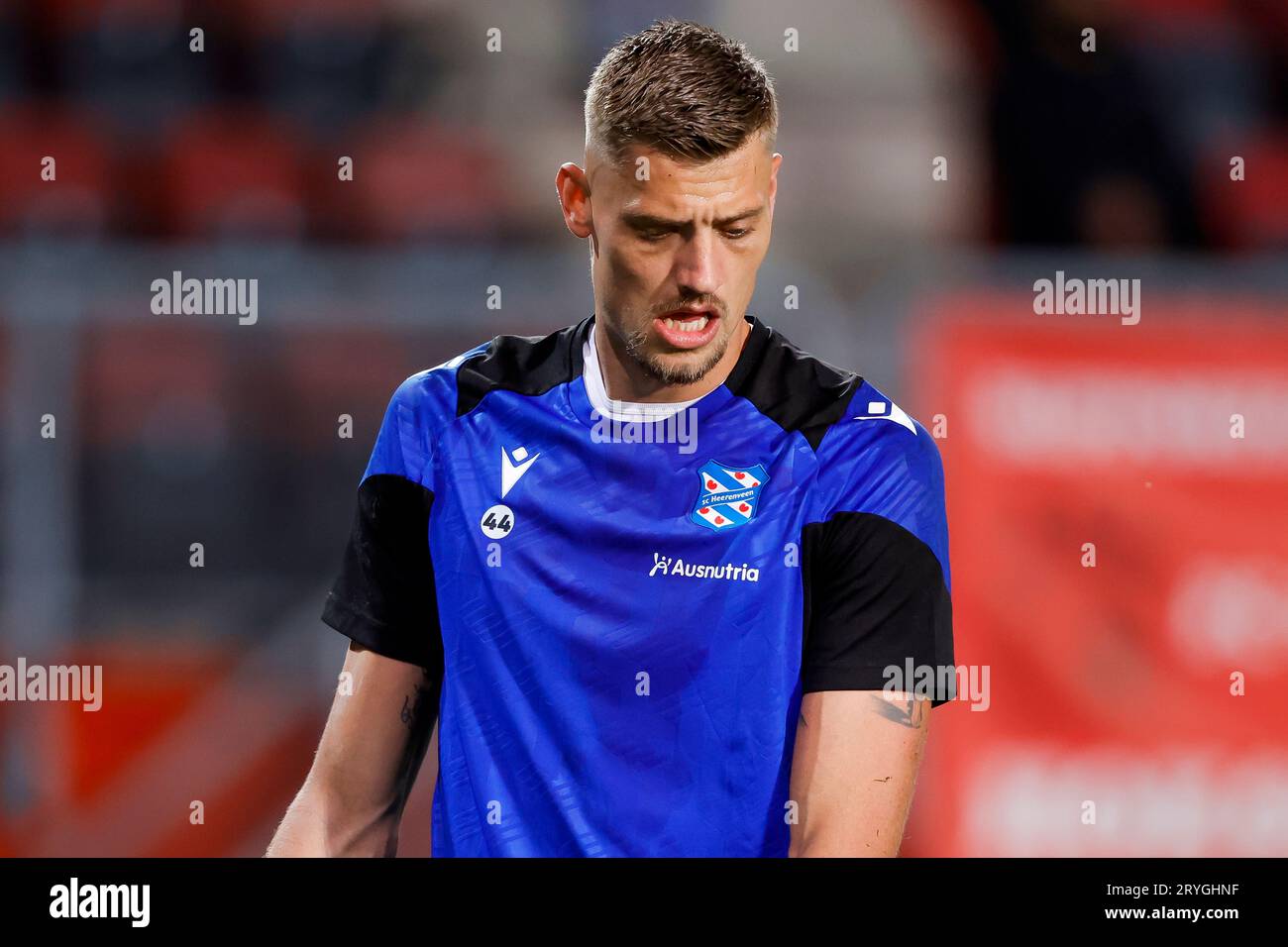 ENSCHEDE, NETHERLANDS - SEPTEMBER 30: Goalkeeper Andries Noppert (SC ...