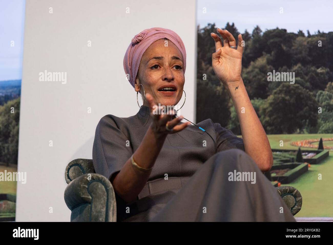 White teeth zadie smith hi-res stock photography and images - Alamy