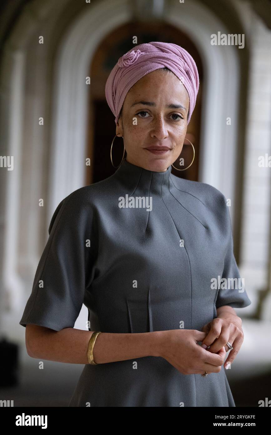 White teeth zadie smith hi-res stock photography and images - Alamy