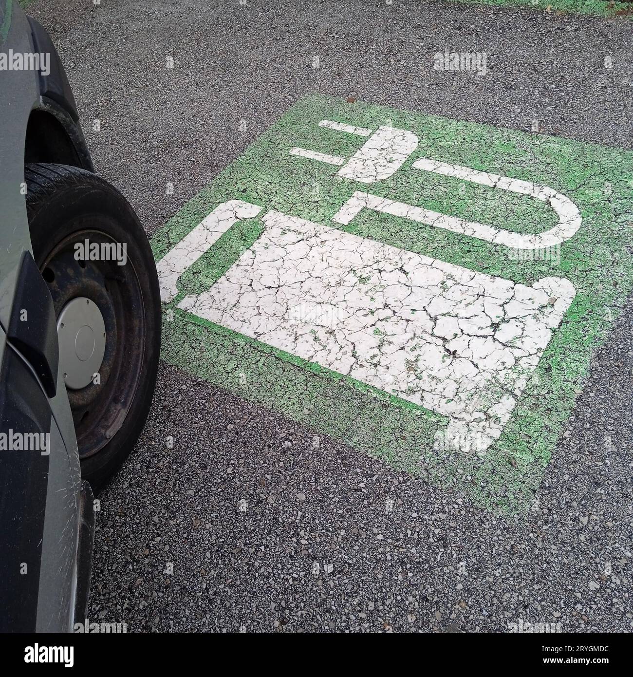 Green electric vehicle charging station sign Stock Photo - Alamy