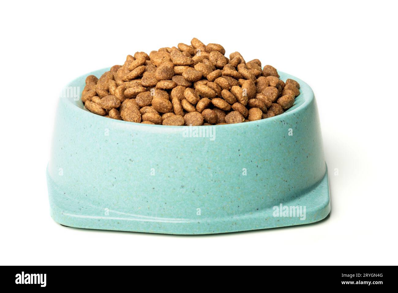 Dry cat food in green bowl isolated on white Stock Photo - Alamy