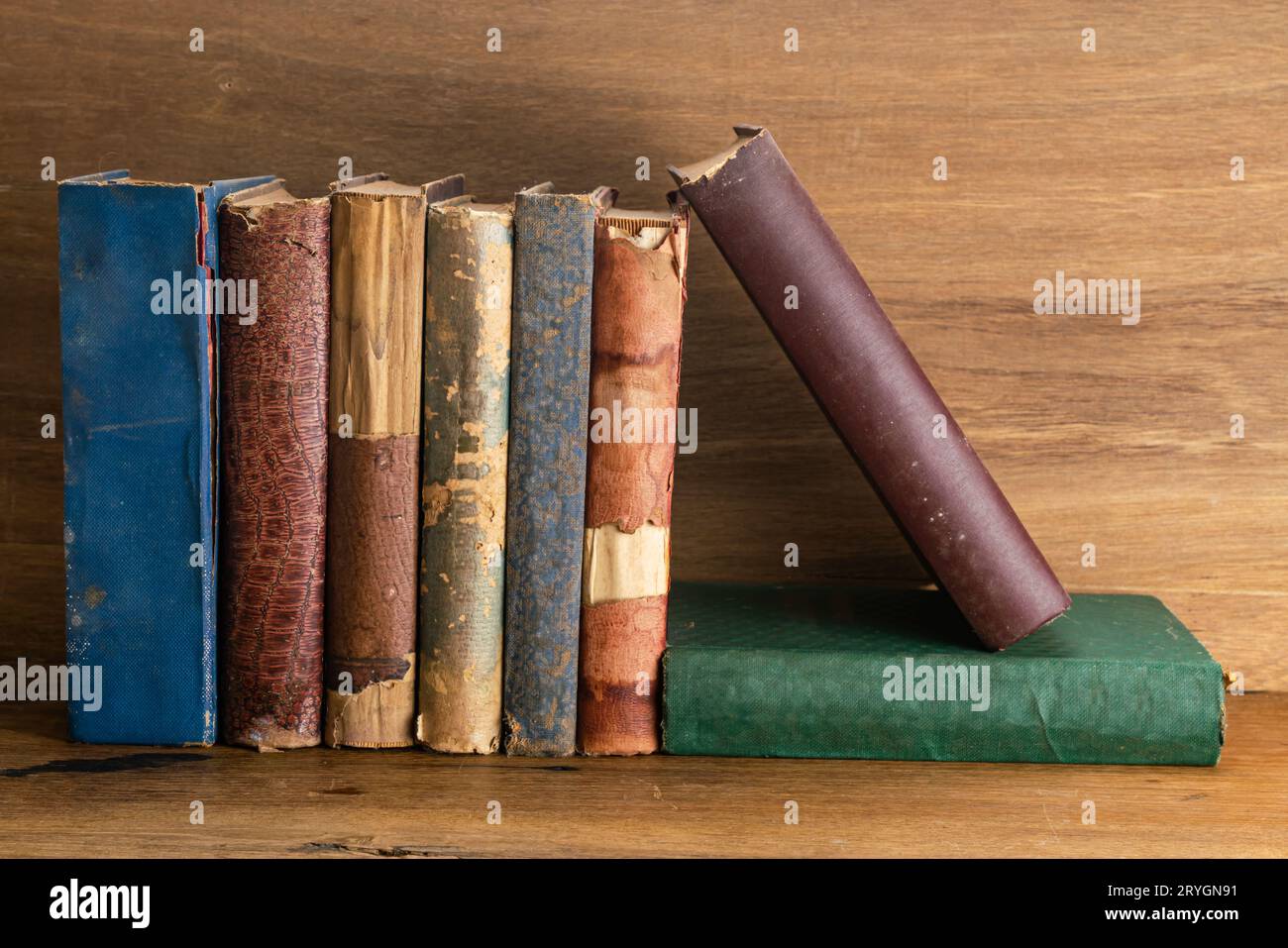 Pile old books table hi-res stock photography and images - Alamy