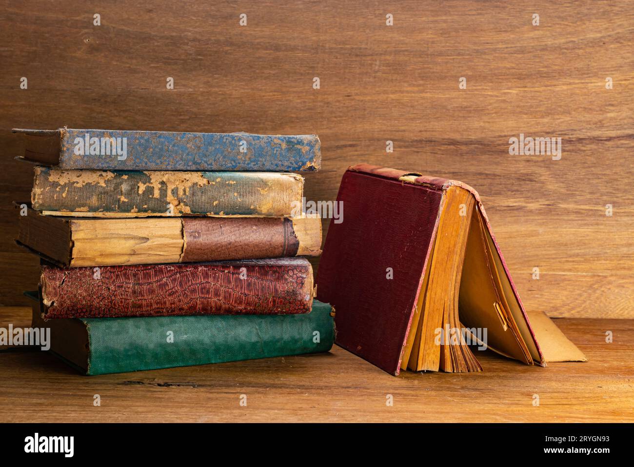 Pile old books table hi-res stock photography and images - Alamy