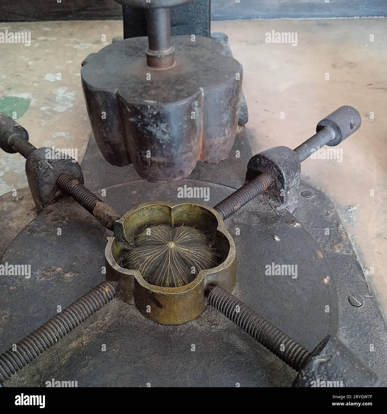 Mechanical force hi-res stock photography and images - Alamy
