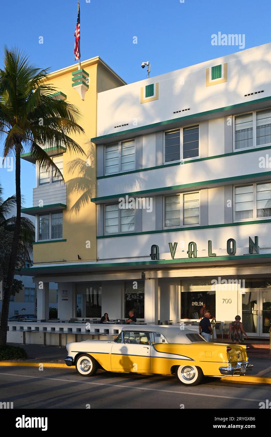 Vintage car on ocean drive south hi-res stock photography and images ...