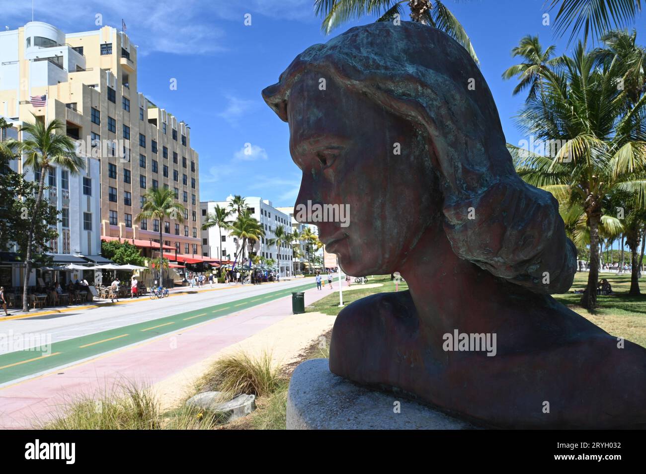 USA. FLORIDA. MIAMI. OCEAN DRIVE. STATUE OF BARBARA BAER CAPITMAN (1920 ...
